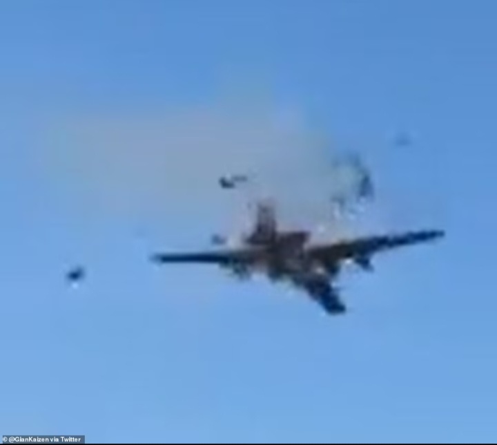 Video Moment Planes Collide In Mid Air At Dallas Airshow 6 Feared